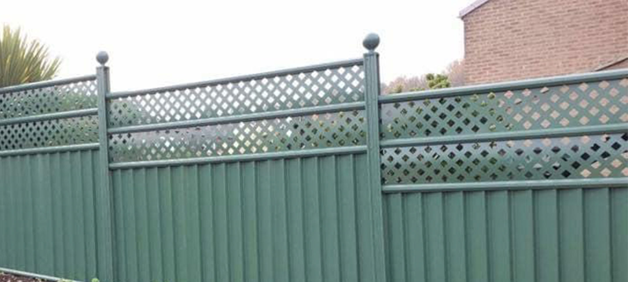Trellis Atop Fences: Advantages of Incorporating Trellis into Your ...